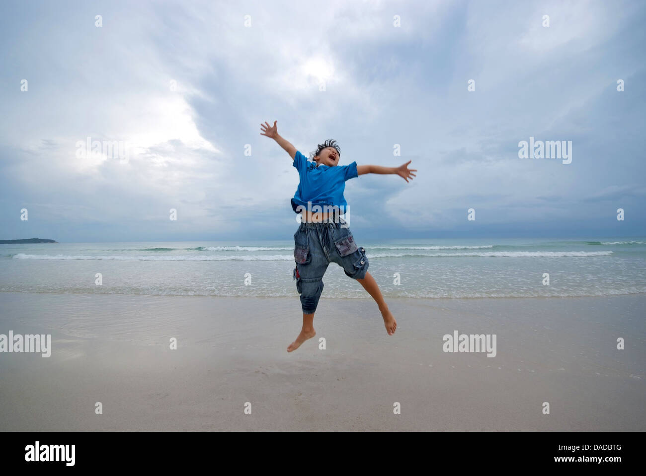 Boy jumping into the ocean hi-res stock photography and images - Alamy