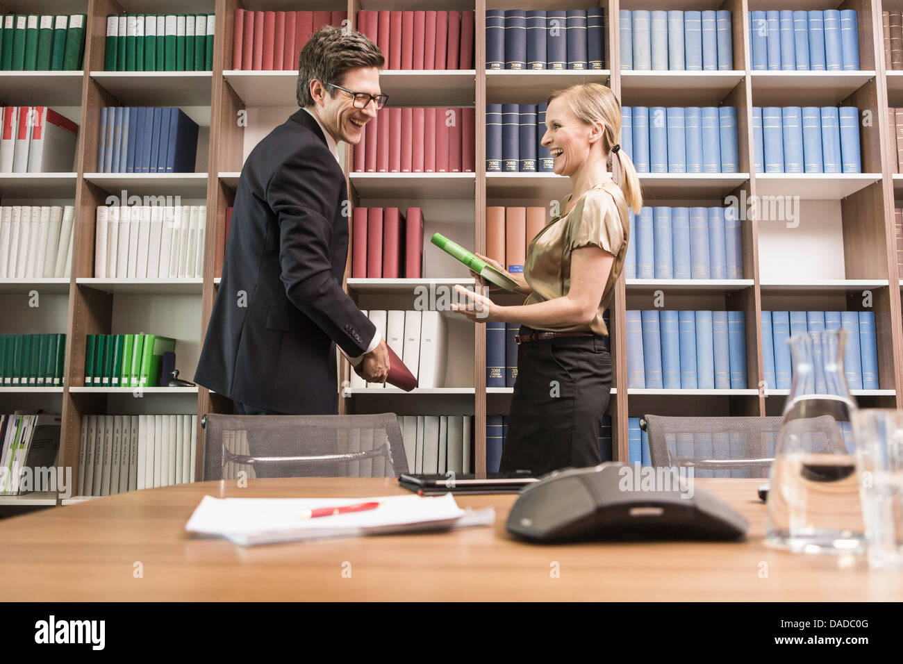Woman bookcase hi-res stock photography and images - Alamy