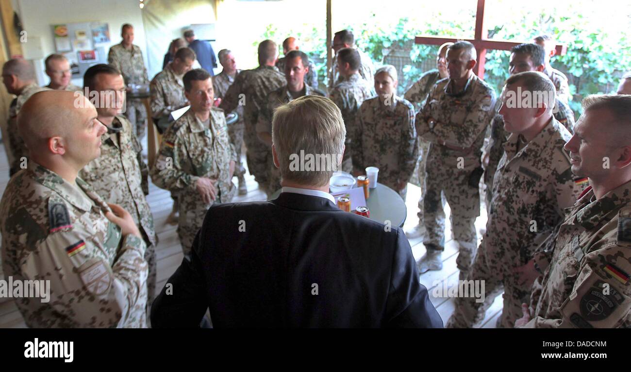 German President Christian Wulff meets German troops in Kunduz ...
