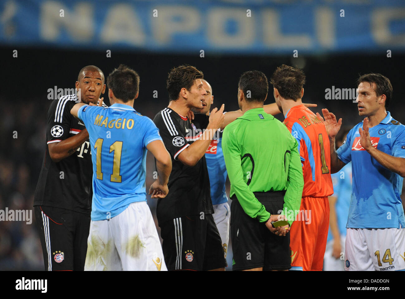 Soccer players argue referee hi-res stock photography and images - Alamy