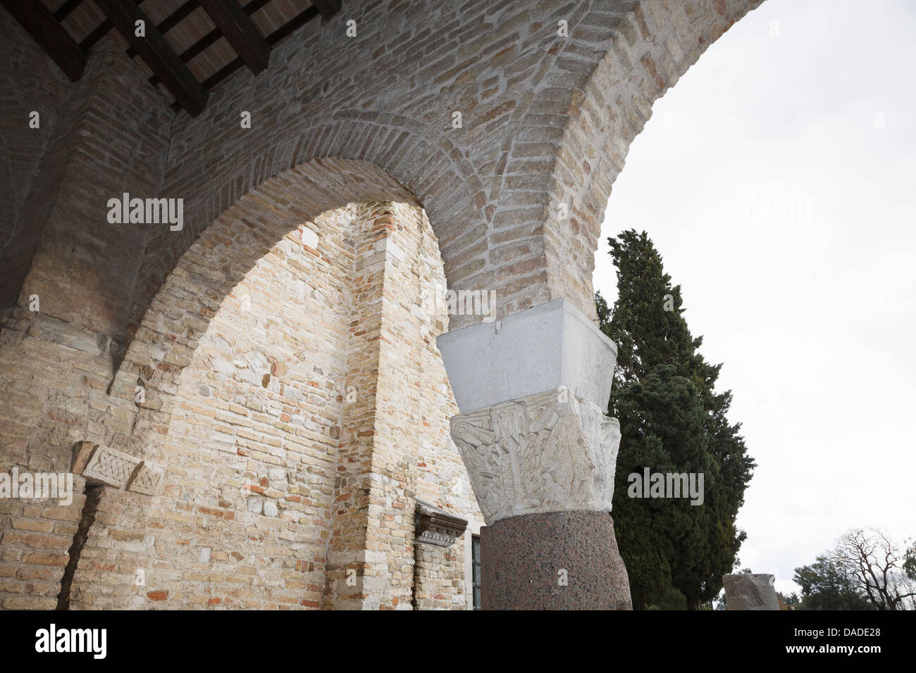 Stone arches and columns hi-res stock photography and images - Alamy