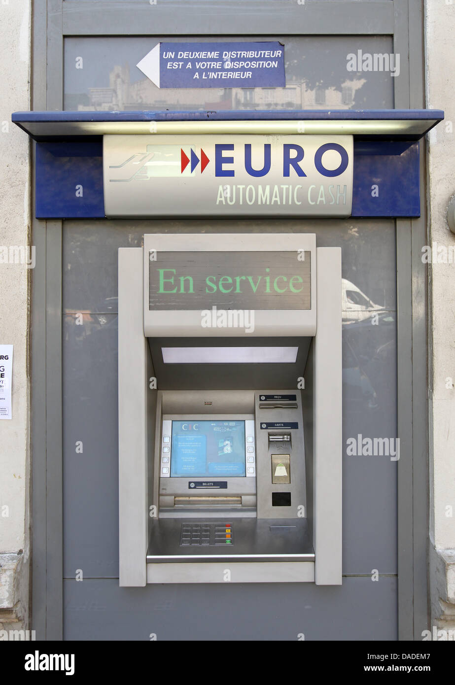 'Euro' is written on an ATM in Marseille, France, 28 September 2011 ...