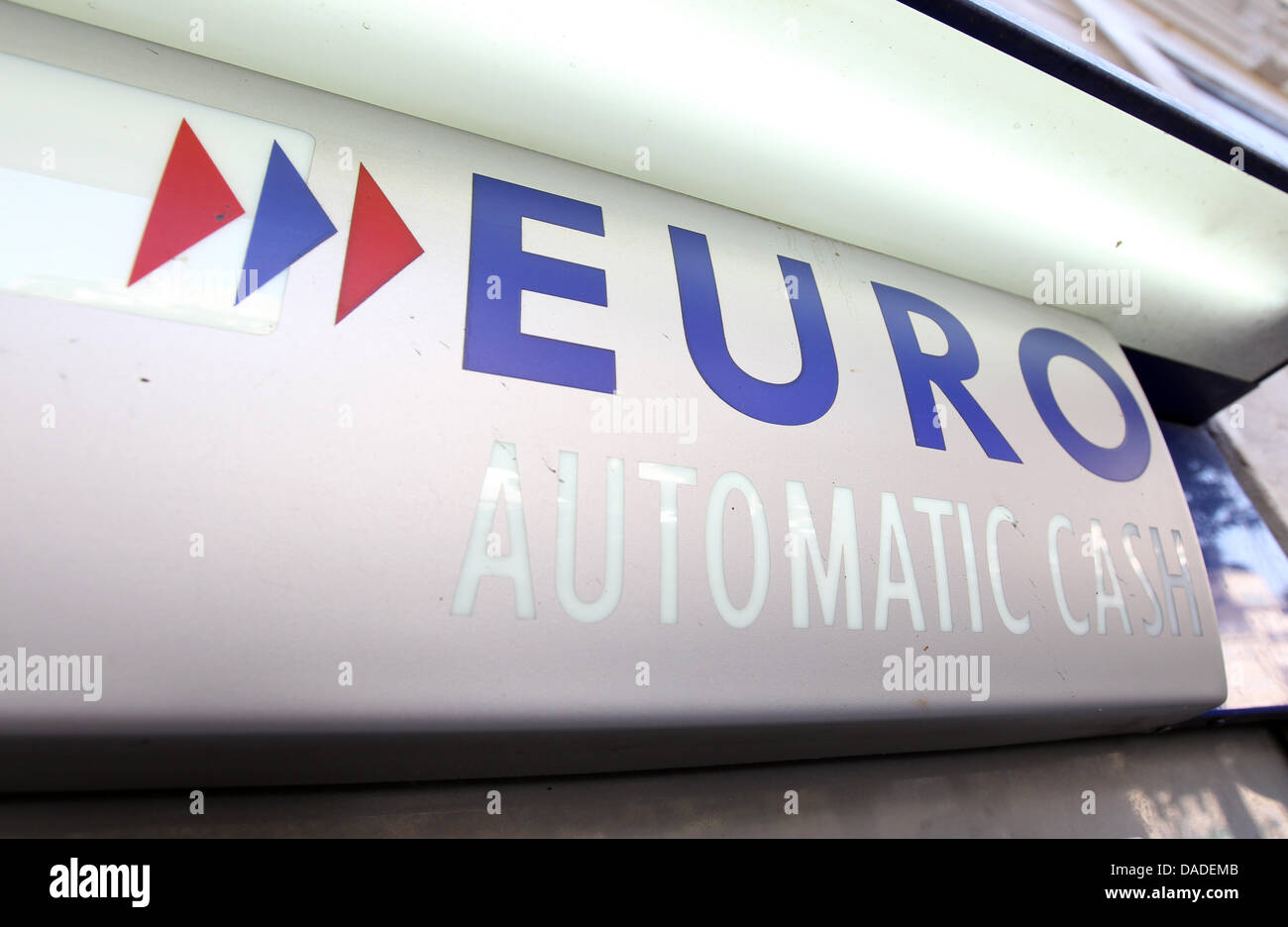 'Euro' is written on an ATM in Marseille, France, 28 September 2011 ...