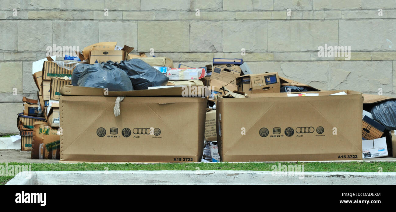 Trash is piled up in boxes with the logos of Volkswagen, Skoda, Seat ...