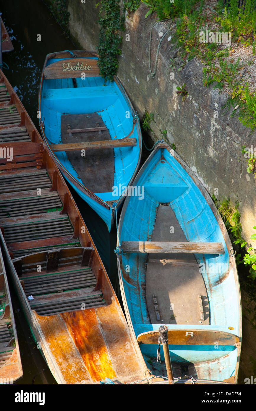 Punts beneath Magdalen Bridge, Oxford, UK Stock Photo - Alamy