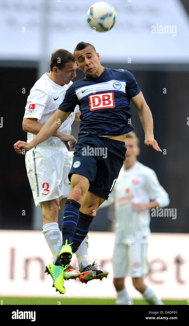 Hertha's Anis Ben-Hatira (R) vies for the ball with Mainz's Zdenek ...
