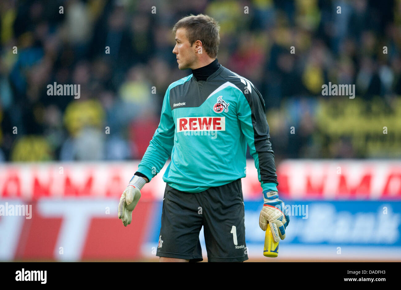Cologne's goalkeeper Michael Rensing leaves the pitch disappointed ...