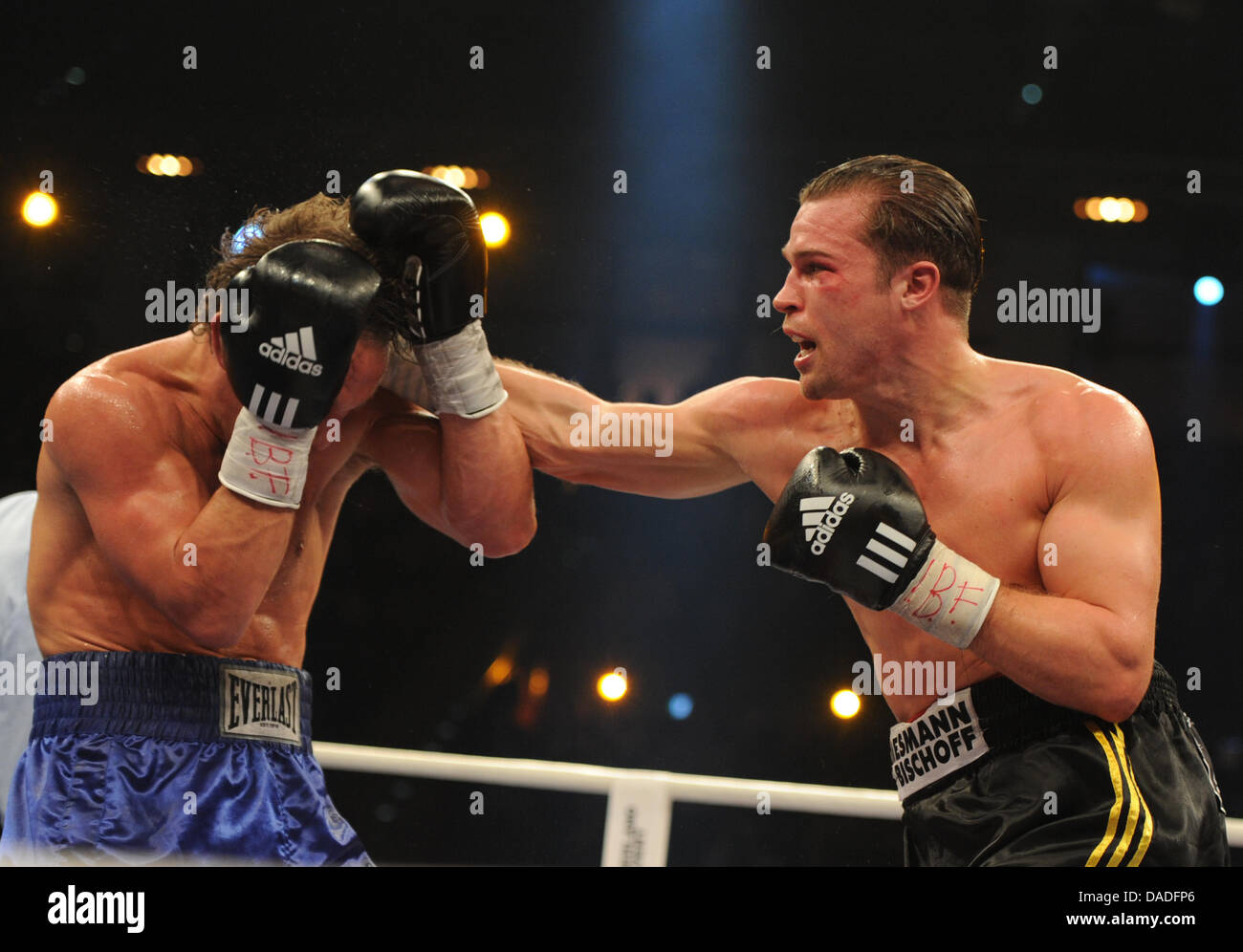 German middleweight boxer Dominik Britsch (R) and US American boxer ...