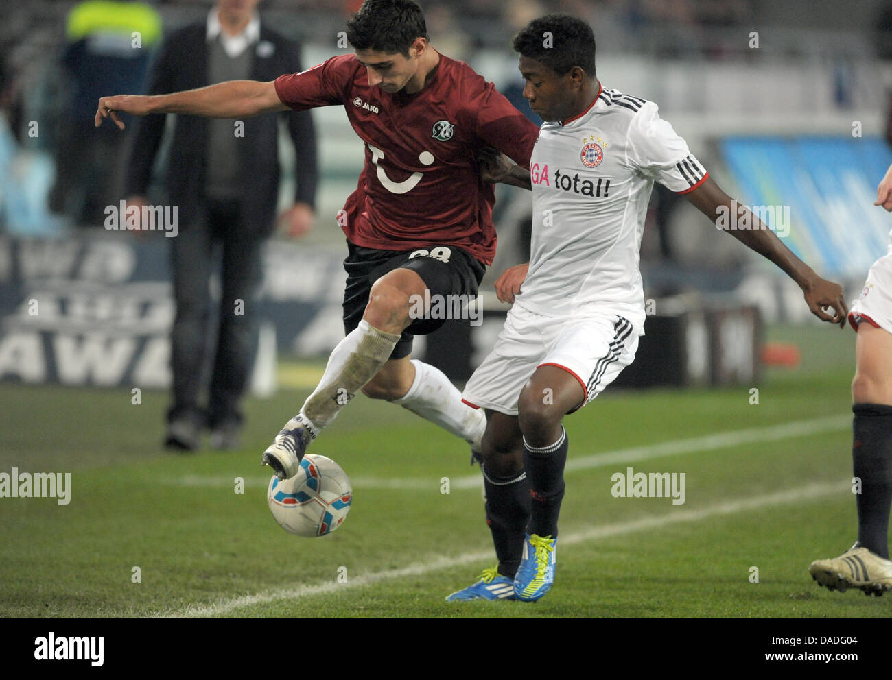Hanover's Lars Stindl (L) and Munich's David Alaba vie for the ball ...