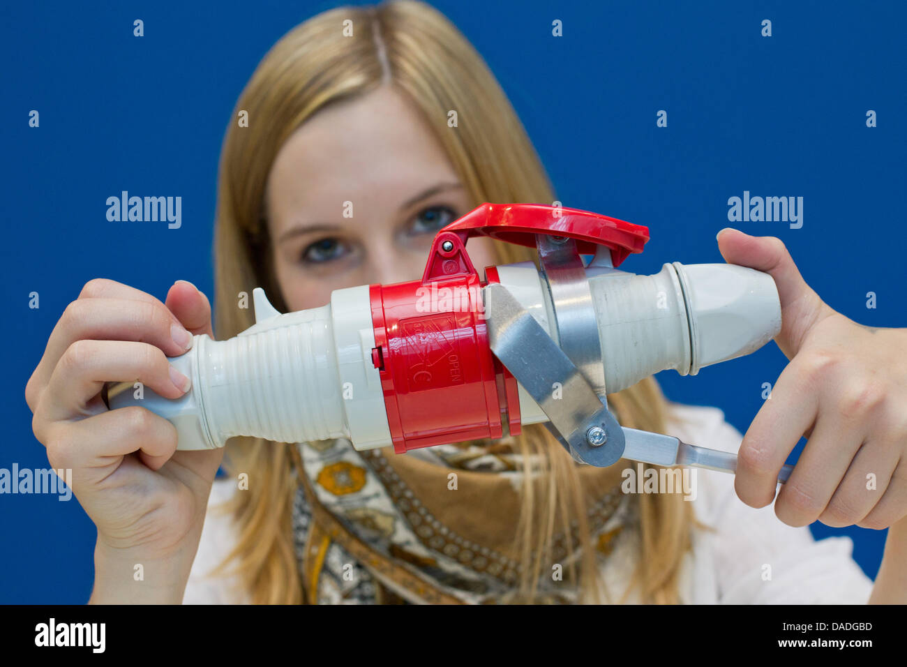 The apprentice Daniela Frank presents the 'easy socket' socket ...