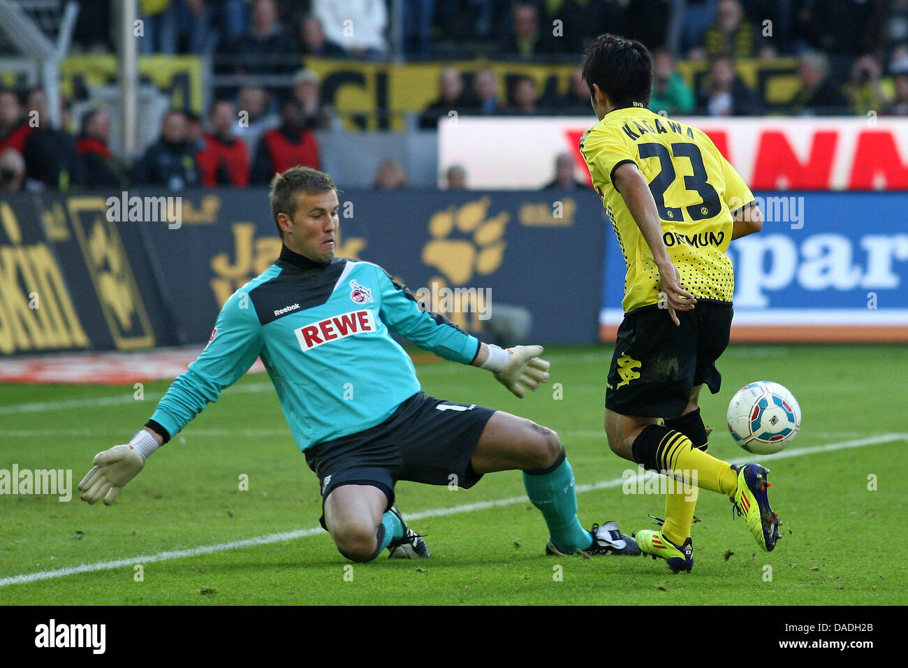 Dortmund's Shinji Kagawa (R) and Cologne's goalkeeper Michael Rensing ...