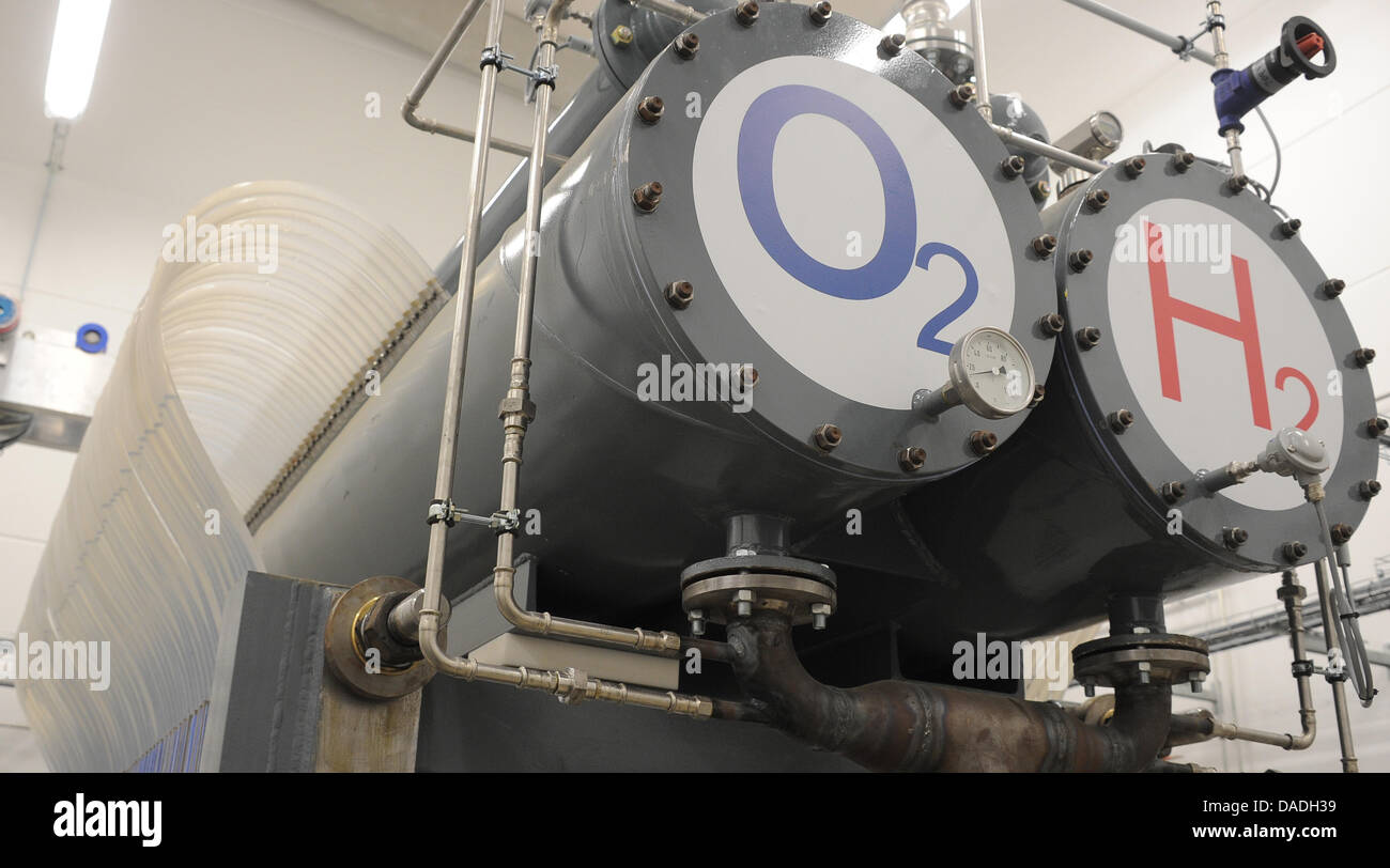 Electrolyzer hi-res stock photography and images - Alamy