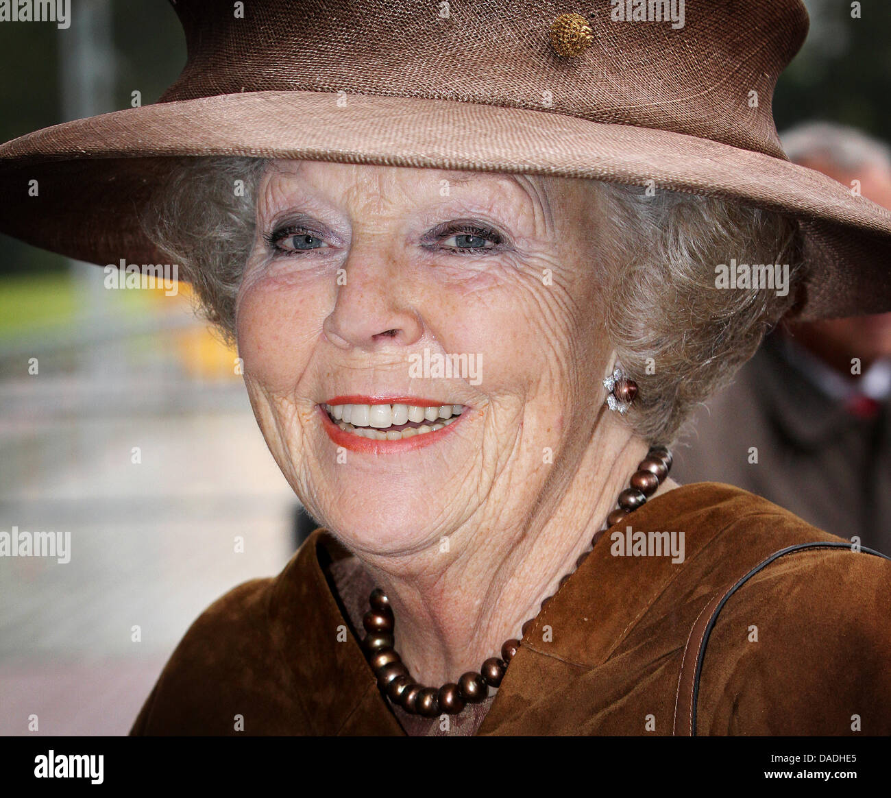 Royalty queen opens new hi-res stock photography and images - Alamy