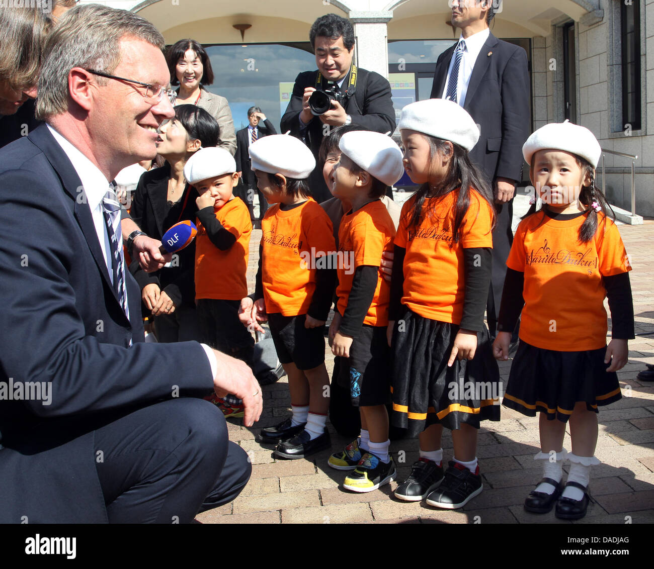 Children of the Yutaka Hoikuen kindergarten joyfully welcome German ...