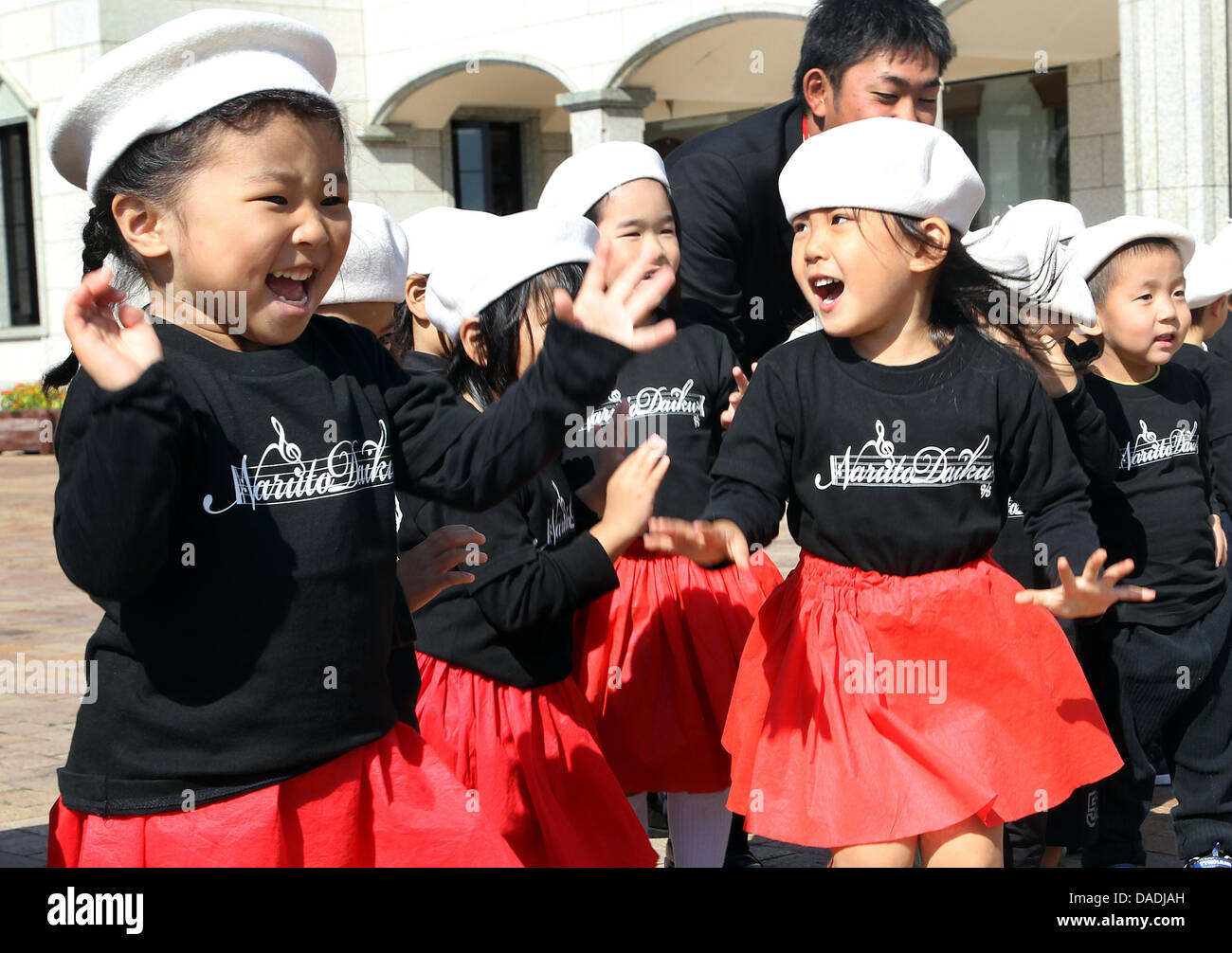 Children of the Yutaka Hoikuen kindergarten joyfully welcome German ...