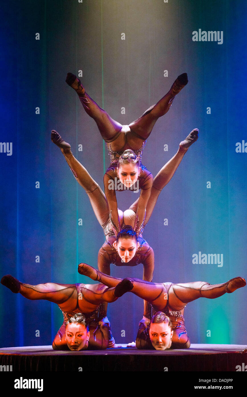 Contortionists hi-res stock photography and images - Alamy