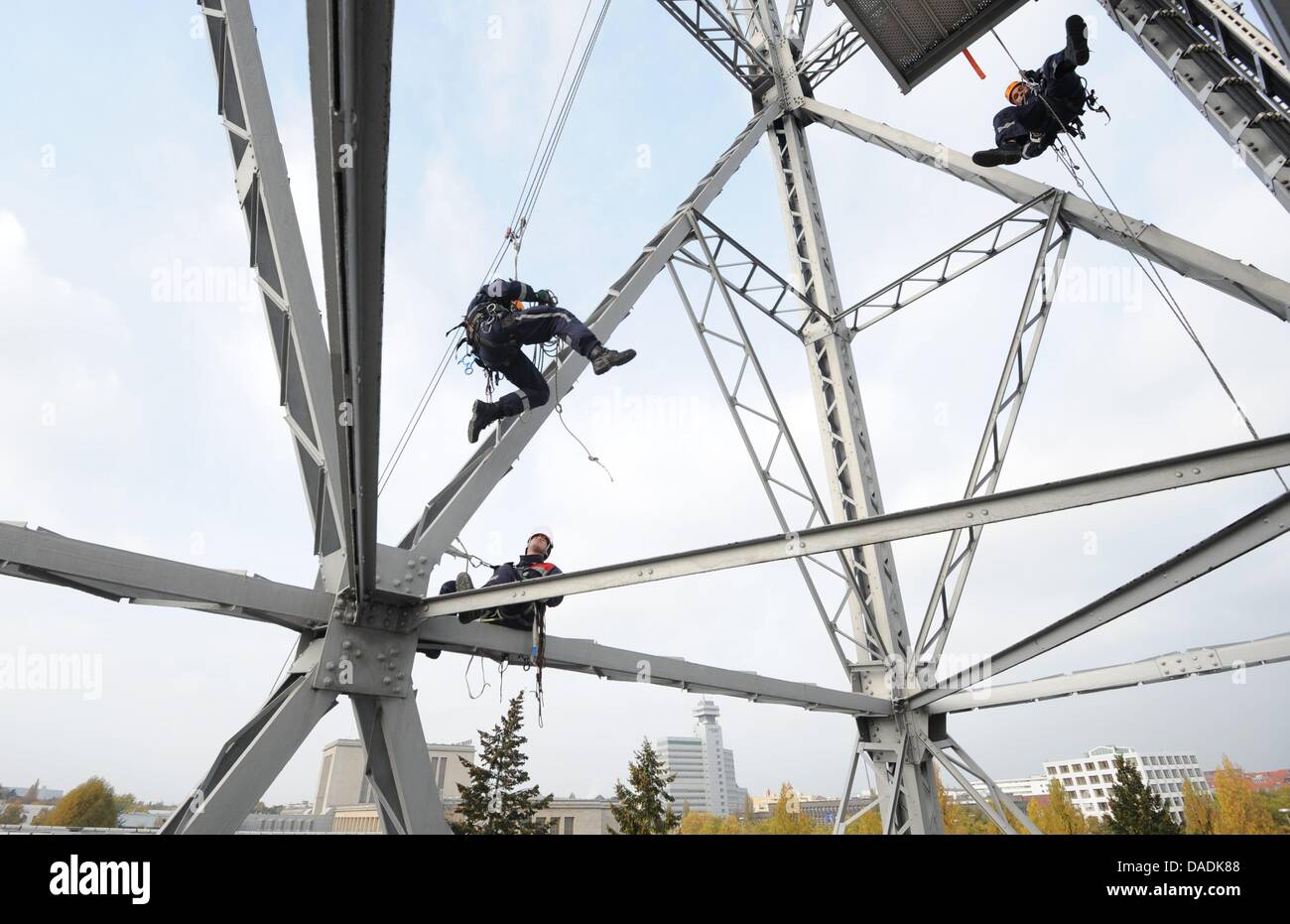 Height rescue works from the Berlin Fire Department practice on the ...