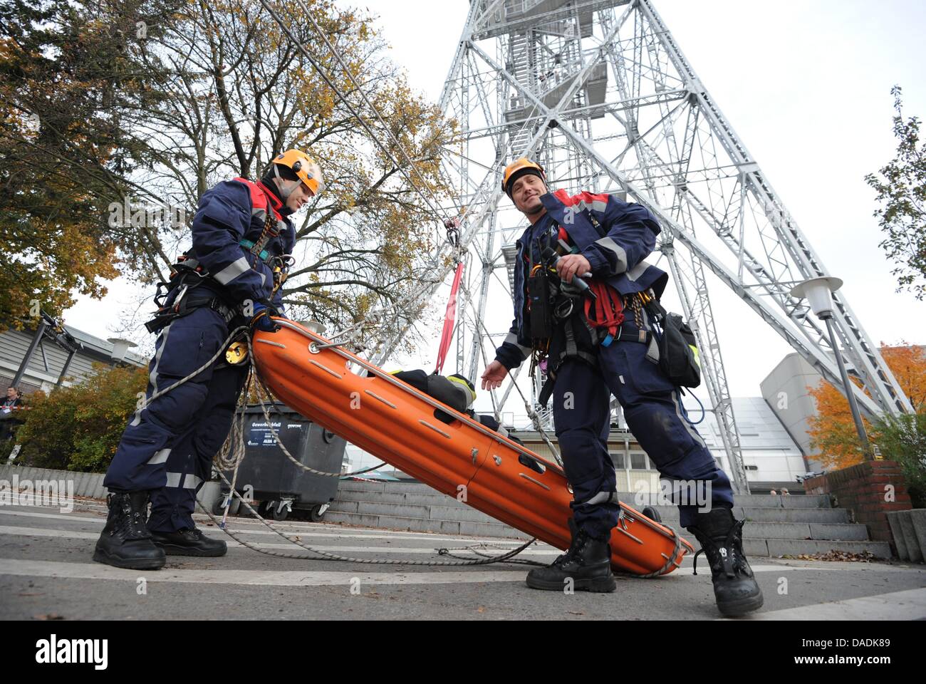 Height rescue works from the Berlin Fire Department practice on the ...