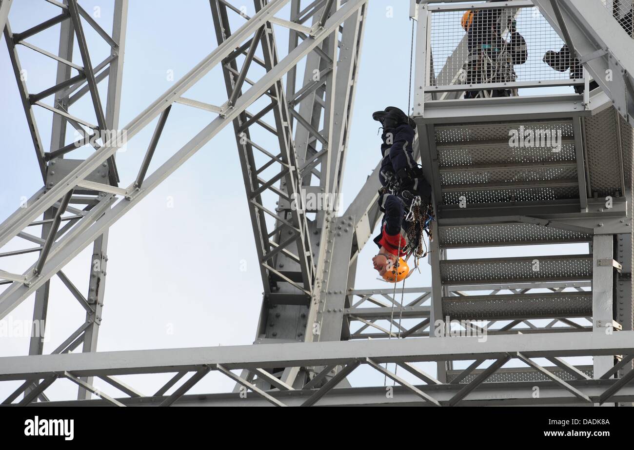 Height rescue works from the Berlin Fire Department practice on the ...