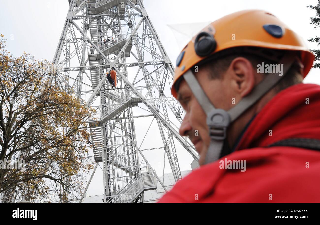 Height rescue works from the Berlin Fire Department practice on the ...