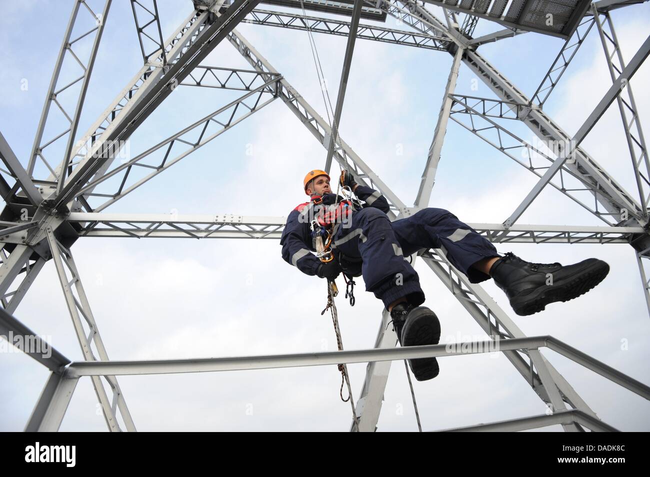 Height rescue works from the Berlin Fire Department practice on the ...