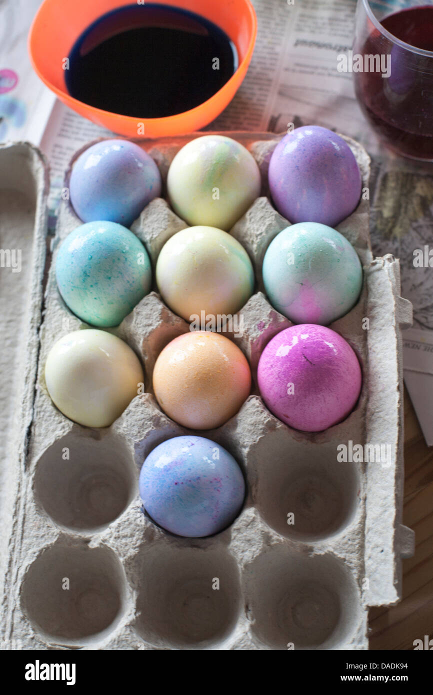 Coloured eggs hi-res stock photography and images - Alamy