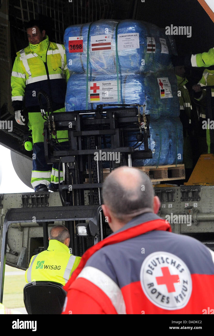 Pallets with relief aid for Turkey is loaded onto an Iljushin freight ...