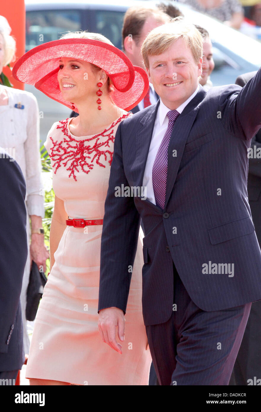 Dutch Crown Prince Willem-Alexander and Princess Maxima are welcomed by ...