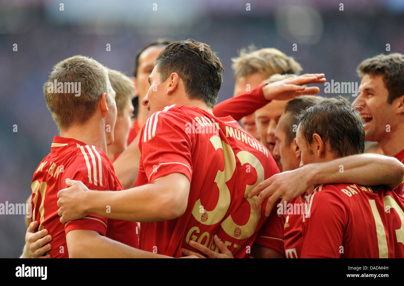 Munich celebrates the 1-0 goal by Mario Gomez (C) during the German ...