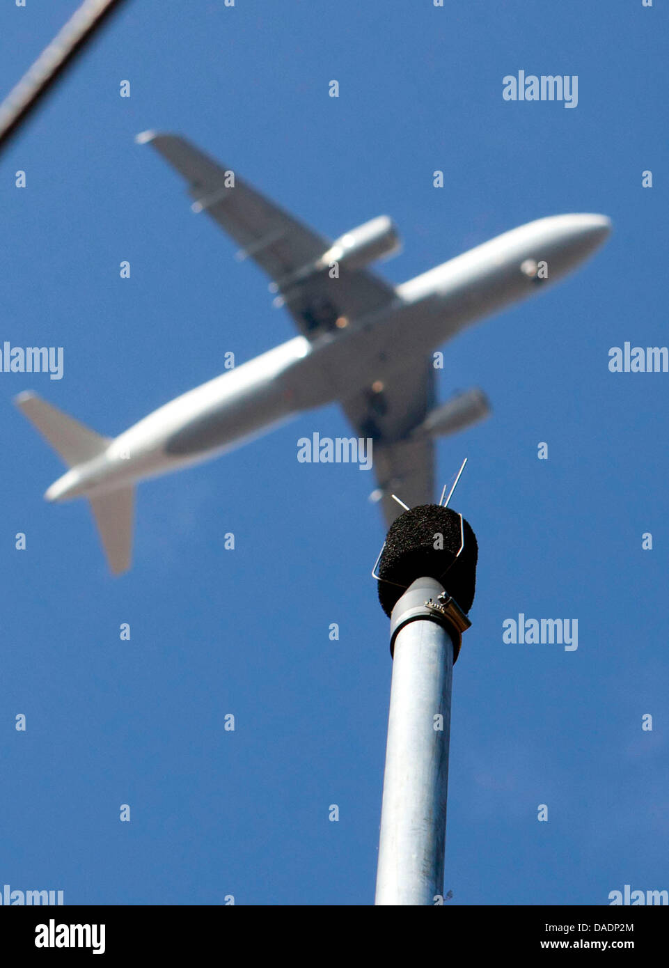 An aircraft flies above a microphone measuring noise in Floersheim/Main ...