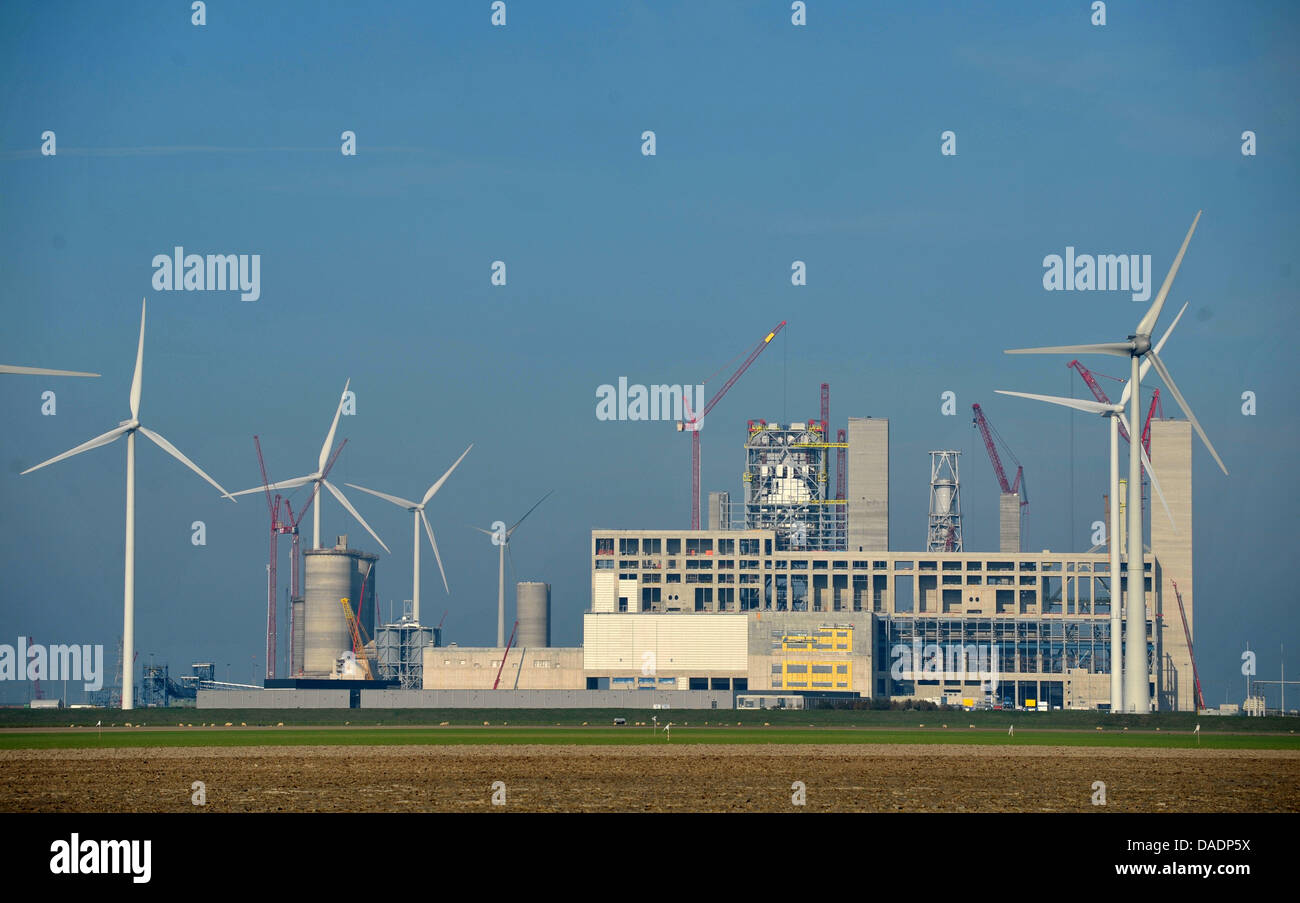 The sun shines onto the shell construction of a new RWE-run coal power ...