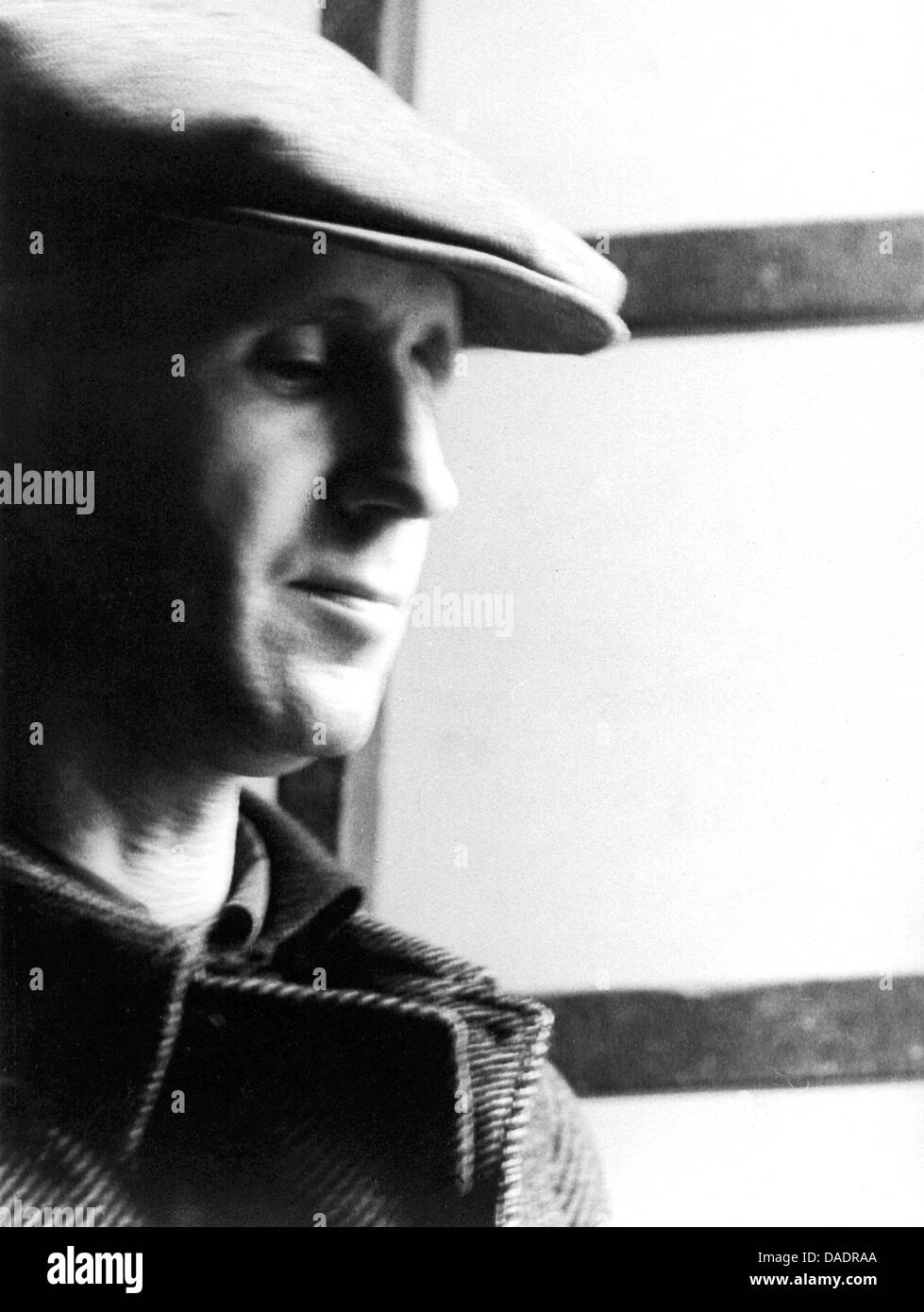 Bertolt Brecht in 1937. Portrait by photographer Fred Stein (1909-1967 ...