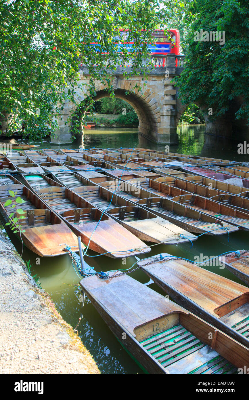 Punts beneath Magdalen Bridge, Oxford, UK Stock Photo - Alamy