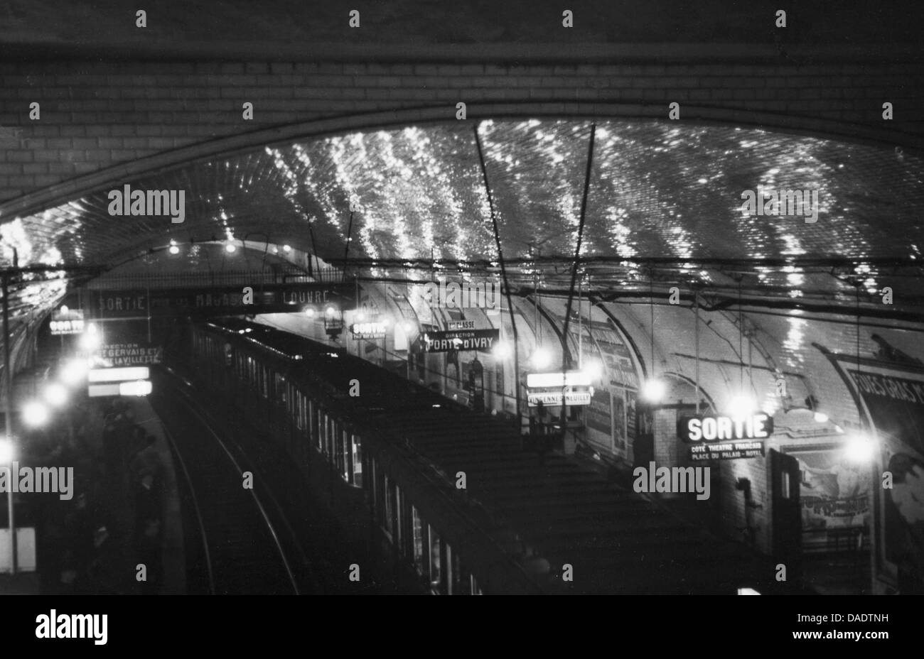 Paris 1935, subway station. Image by photographer Fred Stein (1909-1967 ...