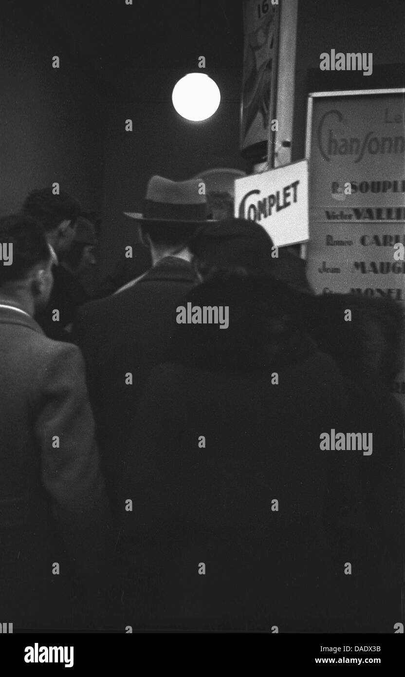 Paris 1937, people stand in line. Image by photographer Fred Stein ...