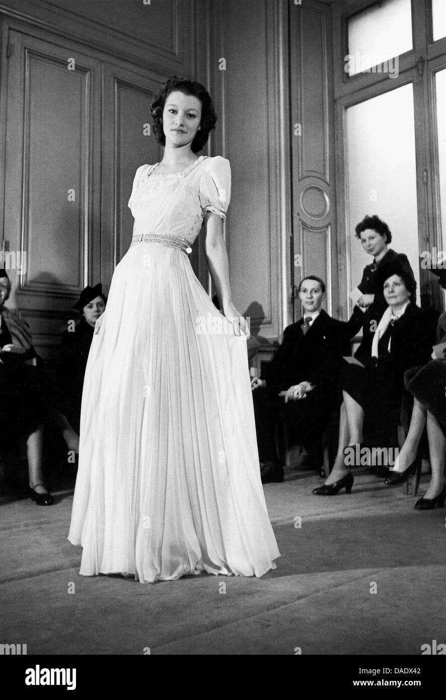 Paris 1935, women in salon. Image by photographer Fred Stein (1909-1967 ...