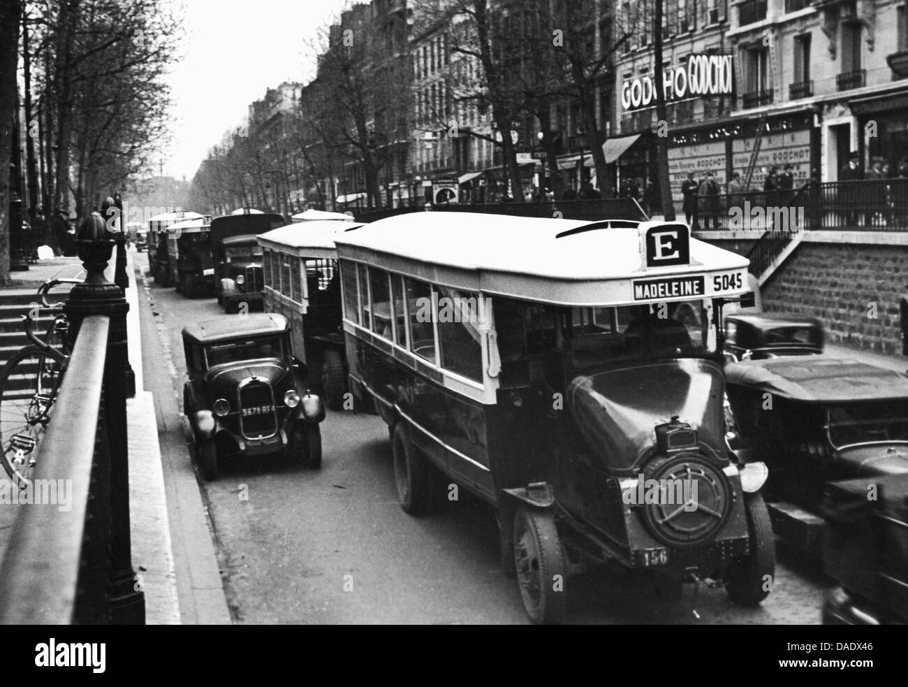 Streetview - traffic in Paris 1938. Image by photographer Fred Stein ...