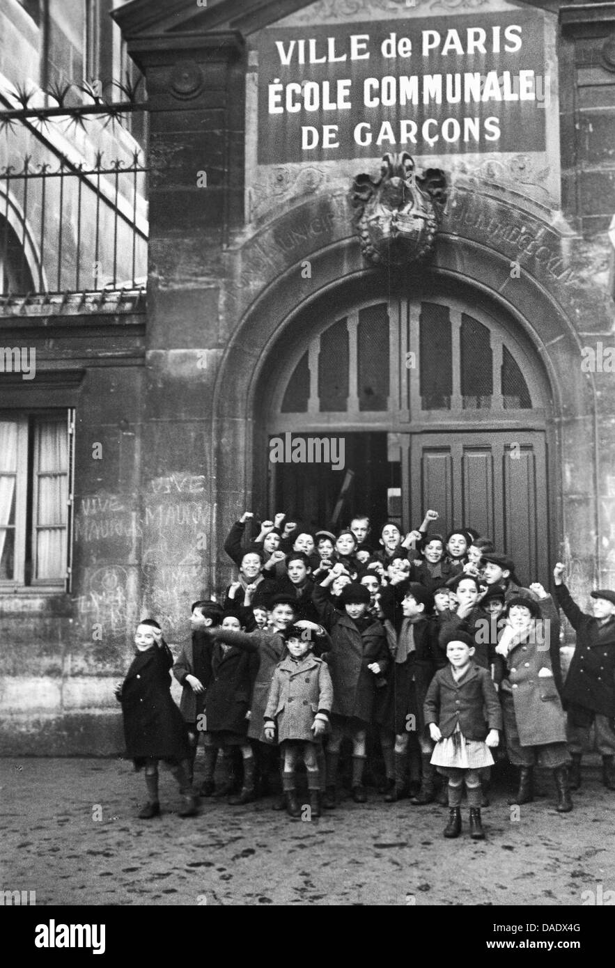 Paris 1930s children hi-res stock photography and images - Alamy