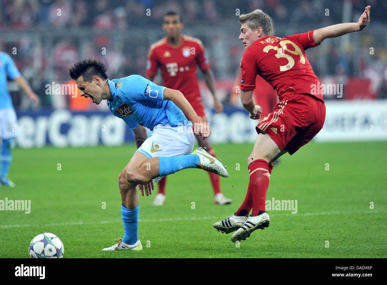 Munich's Toni Kroos (R) and Naples' Marek Hamsik fight for the ball ...