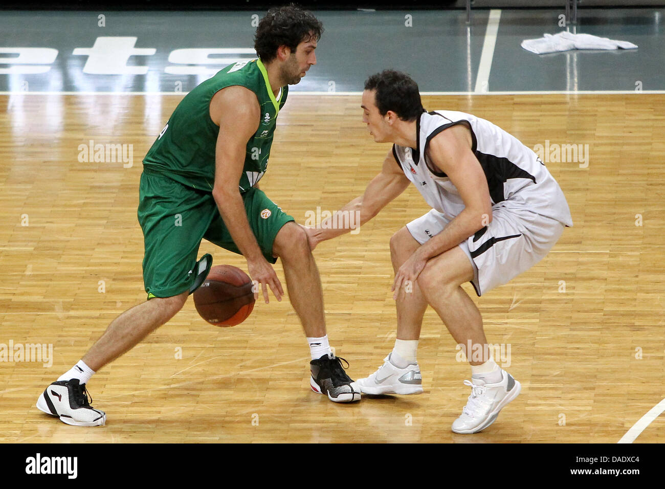 Bamberg's Karsten Tadda (R) defends Malaga's Berni Rodriguez during the ...