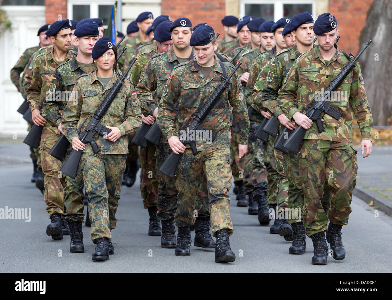 Dutch female soldiers hi-res stock photography and images - Alamy