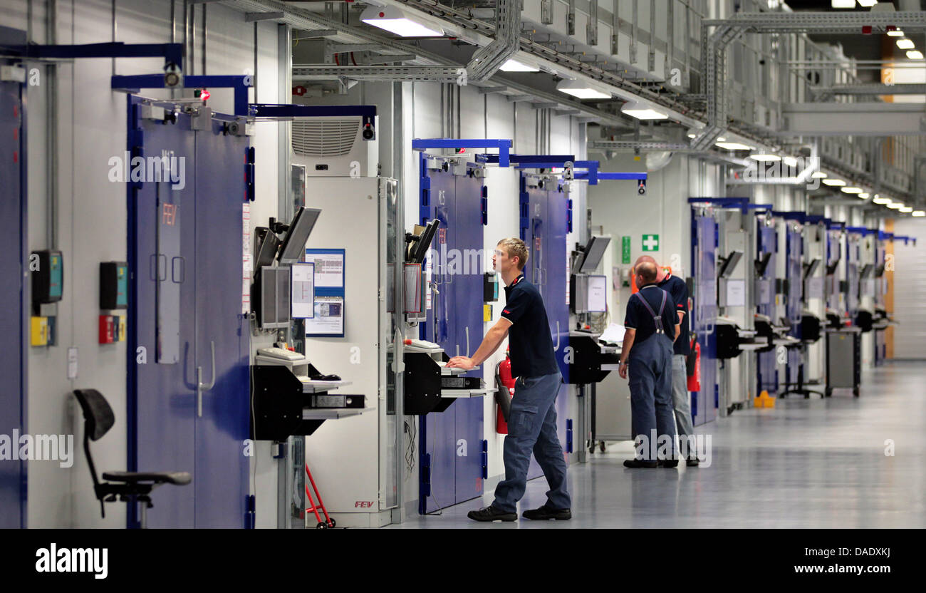 FEV employees monitor engine testing stations in Sandersdorf-Brehna ...
