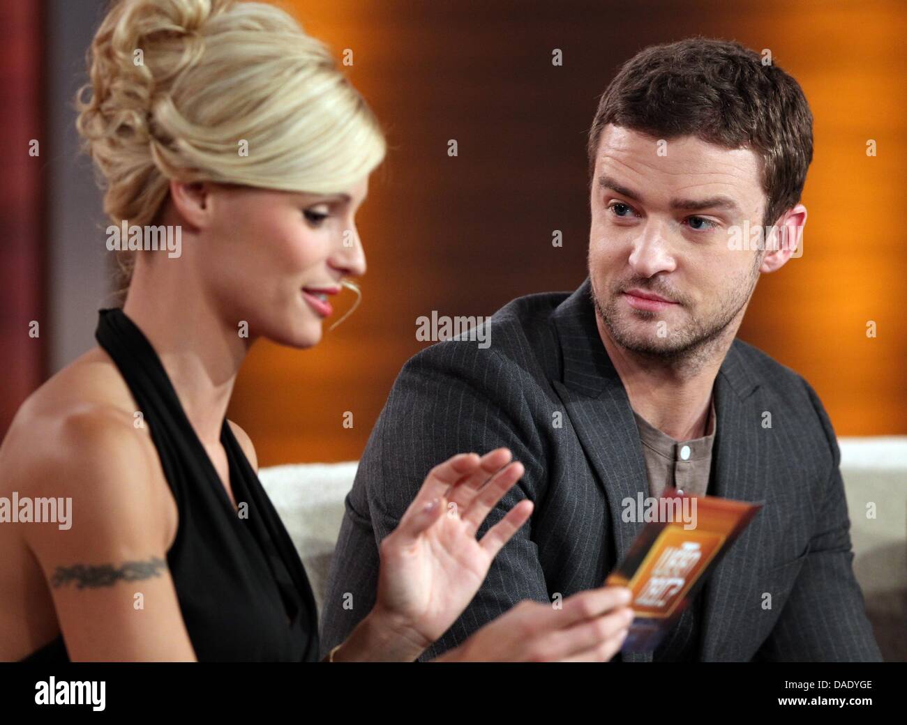 Die Moderatorin Michelle Hunziker erklärt dem US-Musiker und ...