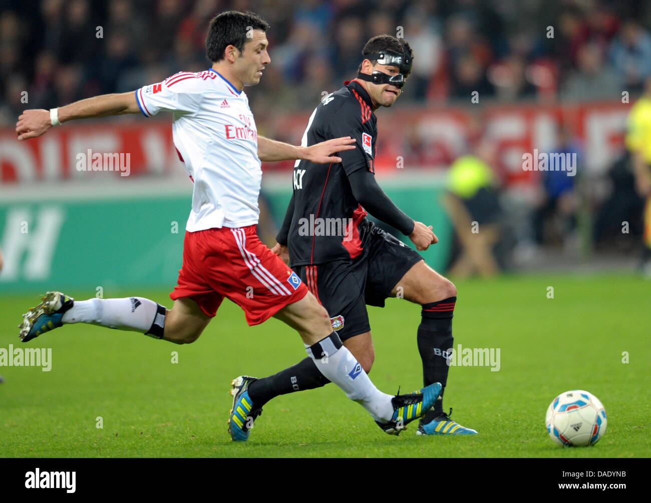Leverkusen's Michael Ballack (R) and Hamburg's Gojko Kacar vie for the ...