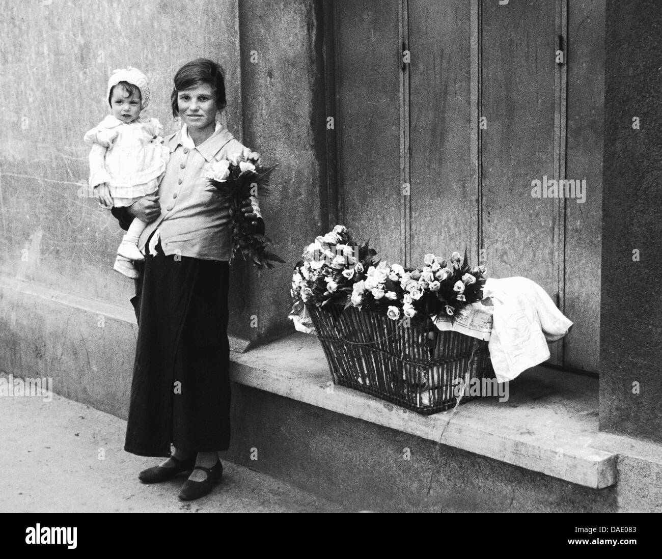 Paris 1935, woman with baby selling flowers. Image by photographer Fred ...