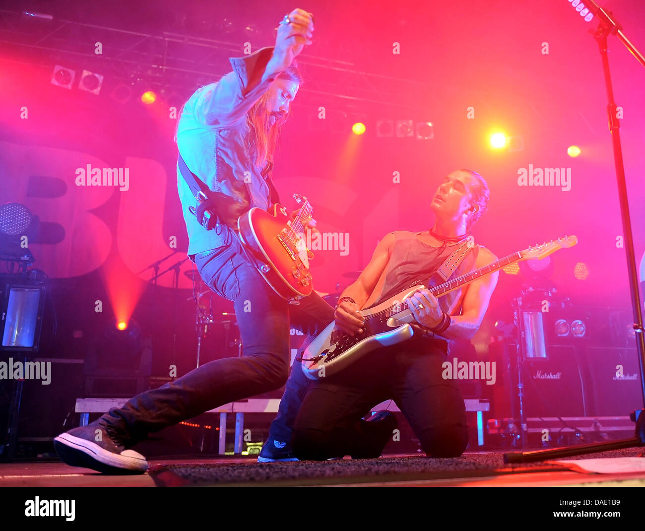 The guitarrist of the English band Bush Chris Traynor (L-R) and singer ...
