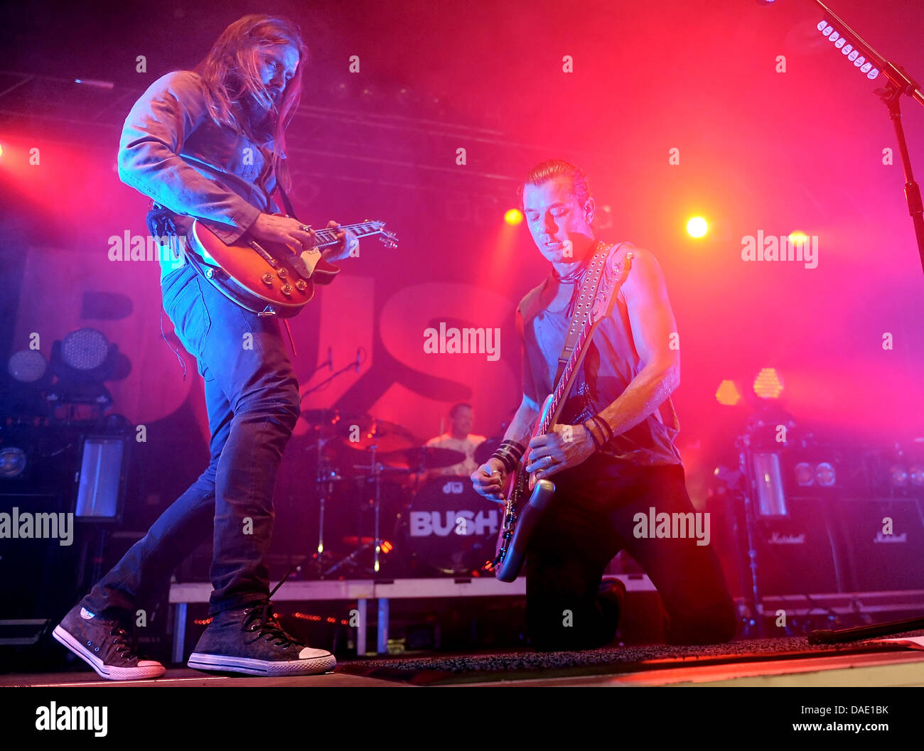 The guitarrist of the English band Bush Chris Traynor (L-R) and singer ...