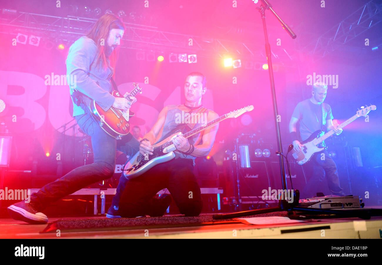 The guitarrist of the English band Bush Chris Traynor (L-R), singer ...
