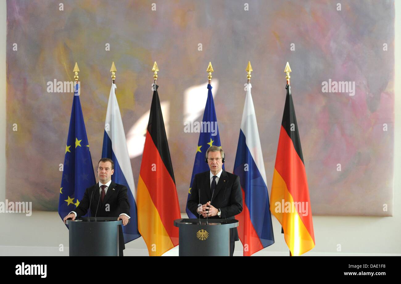 The Russian President Dmitry Medvedev (L) and the German President ...