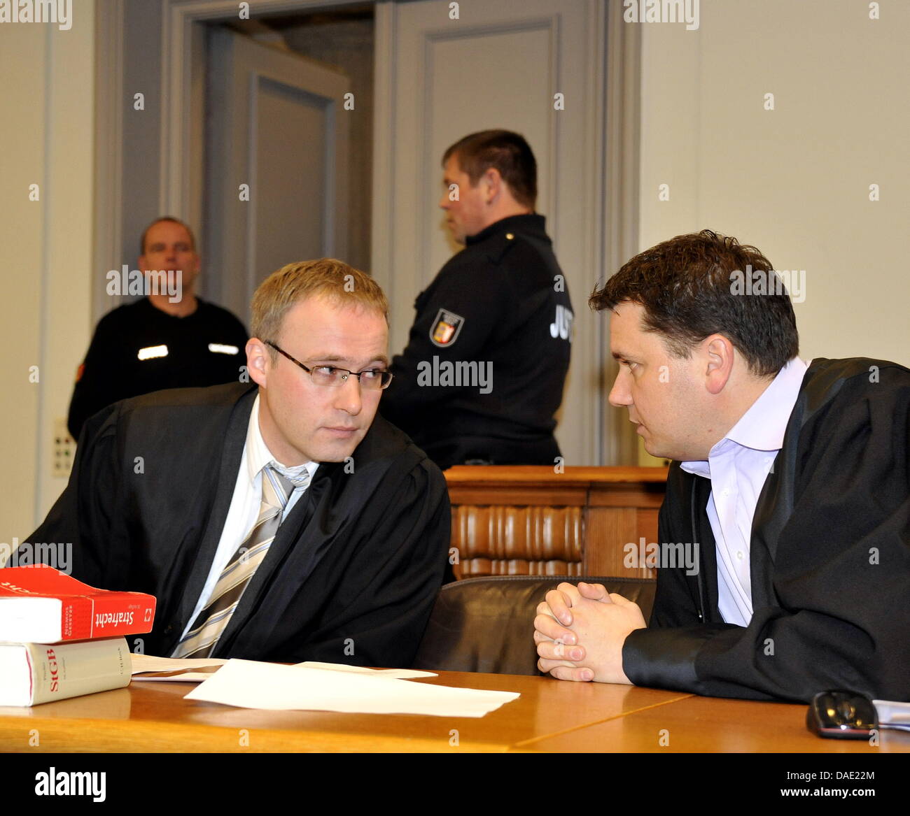Die Verteidiger des Angeklagten, Jan Markus Schulte (l.) und Andreas ...